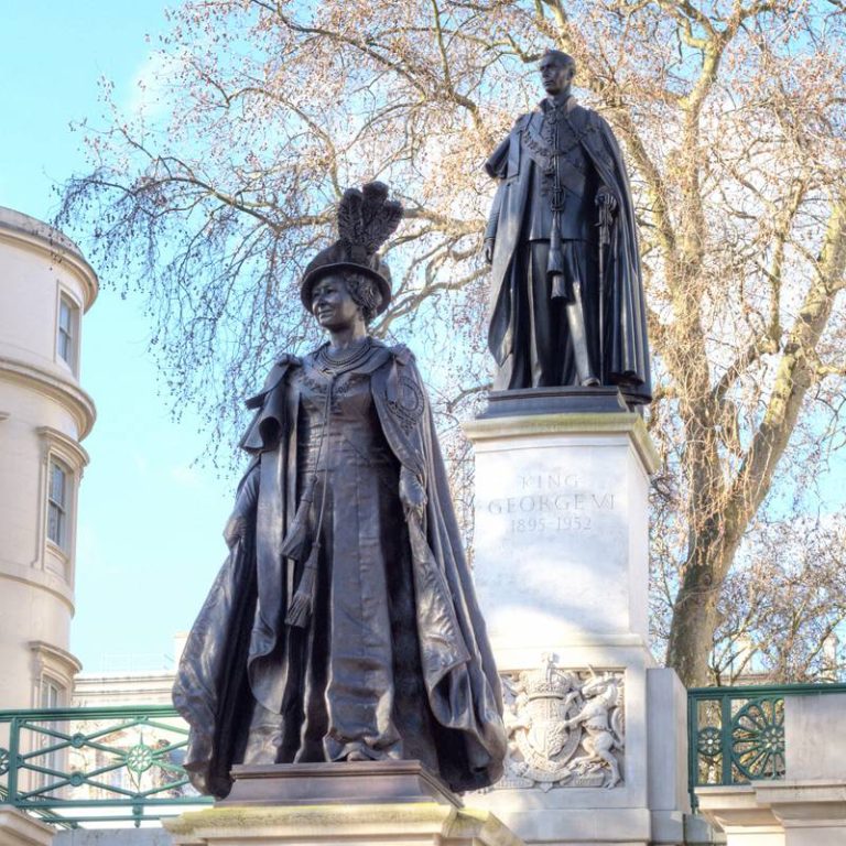 Bronze Statue of Queen Elizabeth II - YouFine Bronze Sculpture