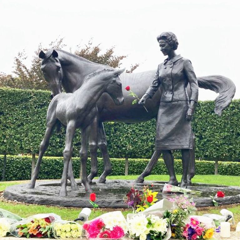 Bronze Statue of Queen Elizabeth II - YouFine